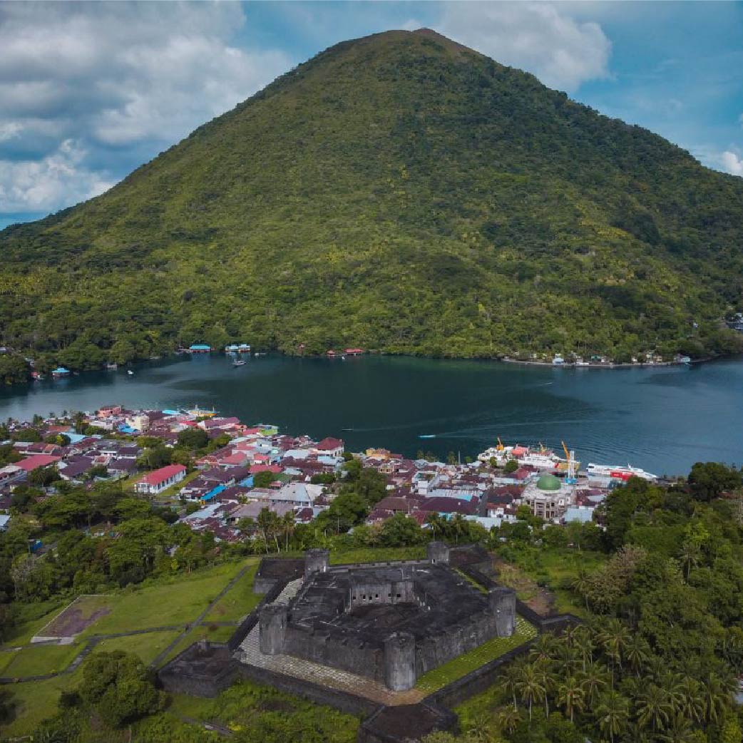 Banda Sea Diving: Hammerheads & Spice Islands History | Liveaboard ...